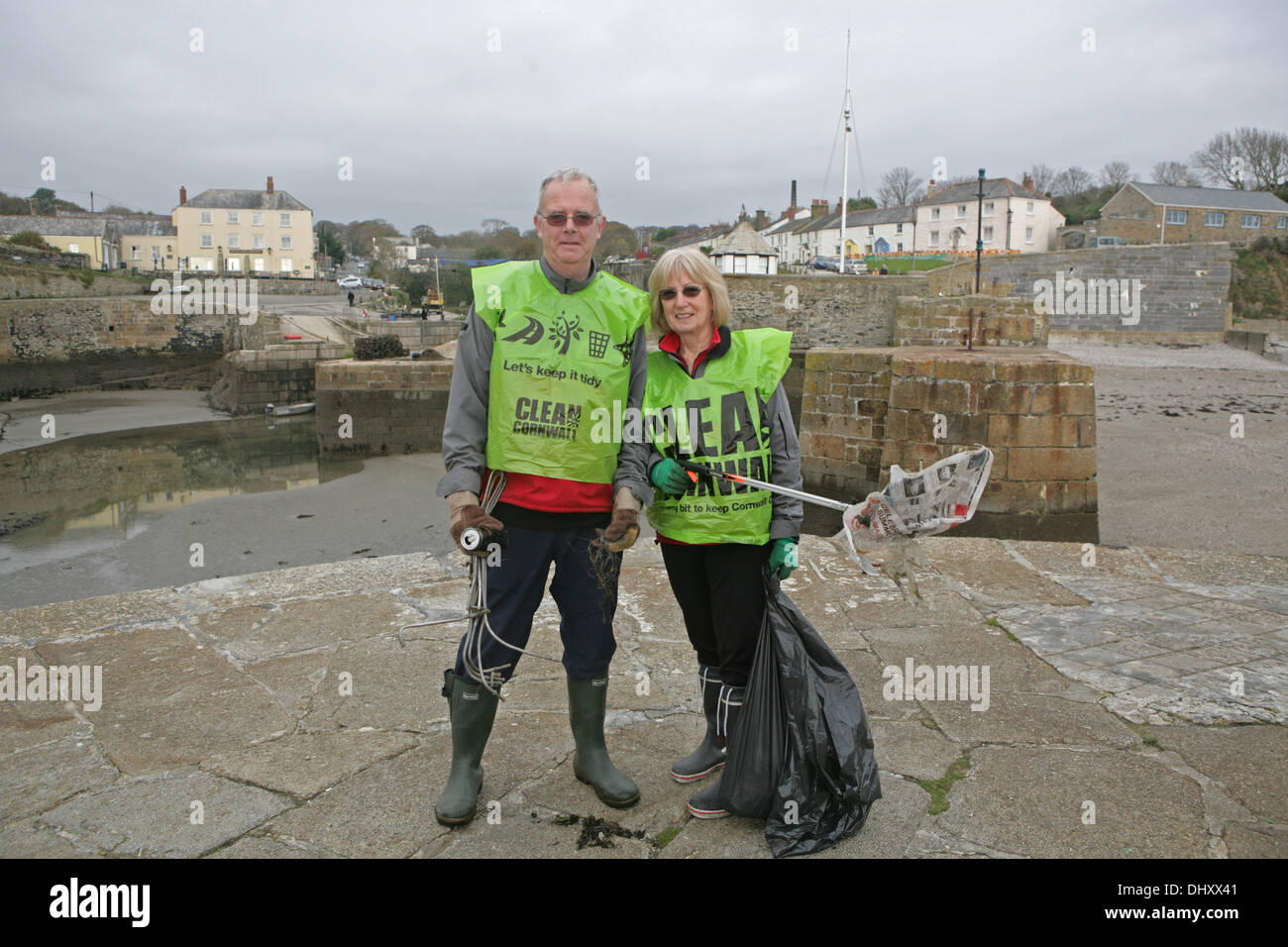 Charlestown, Cornwall, UK. 16th November 2013. Two Volunteers of Charlestown Parish clean up the ...