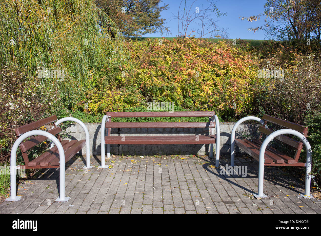 Empty benches park autumn hi-res stock photography and images - Alamy