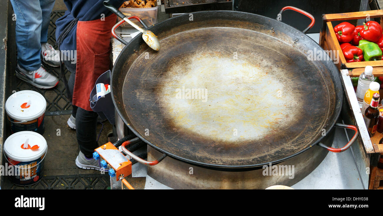 Giant dish chefs hi-res stock photography and images - Alamy