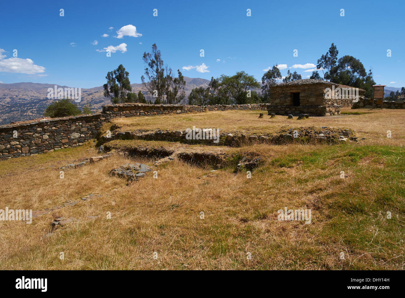 Funeral ceremonial buildings, Chullpas, places to worship the dead at ...