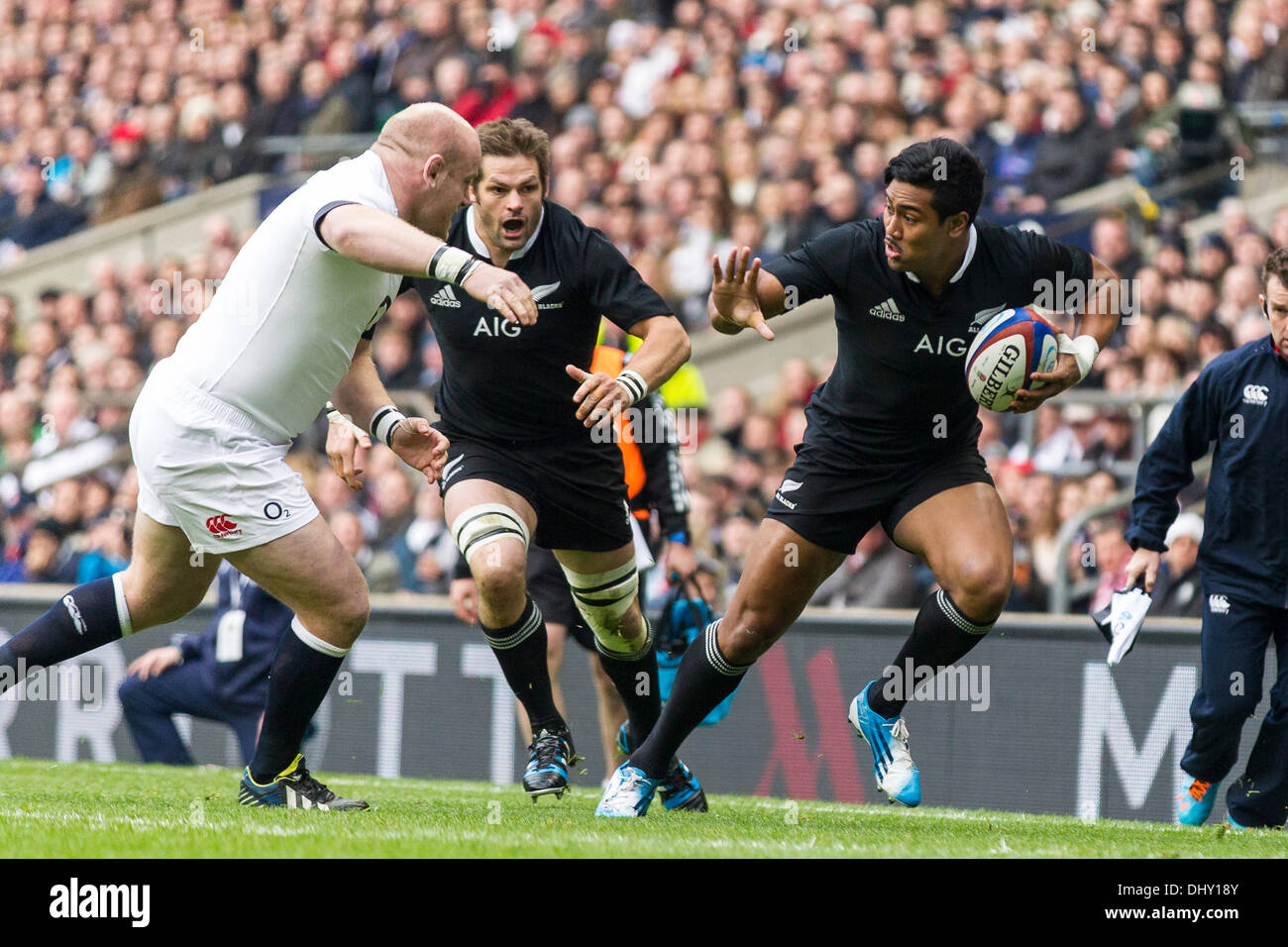 London, UK. 16th Nov, 2013. New Zealand winger Julian SAVEA goes in for ...