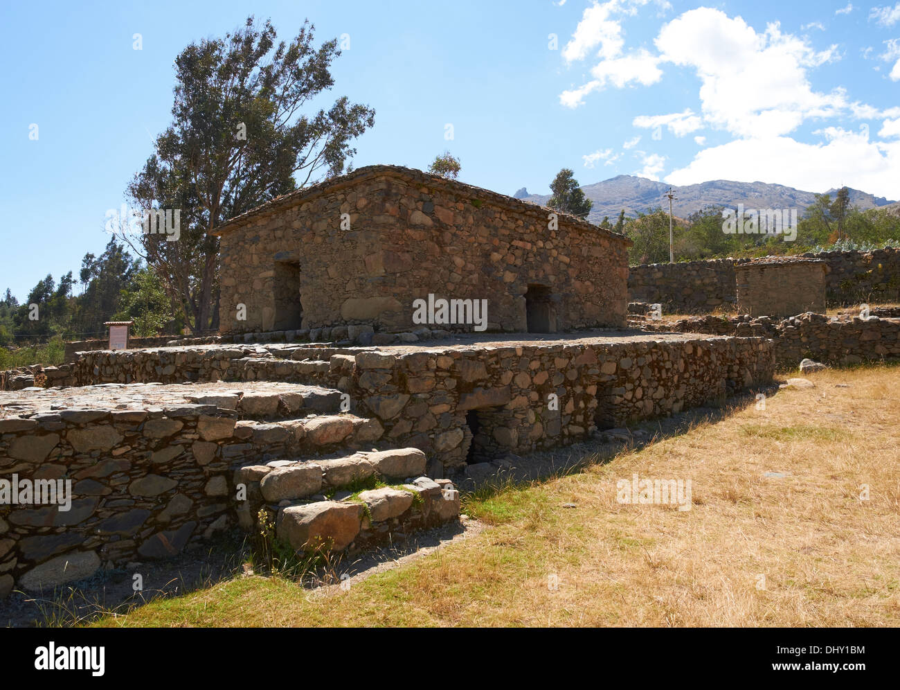 Funeral ceremonial buildings, Chullpas, places to worship the dead at ...