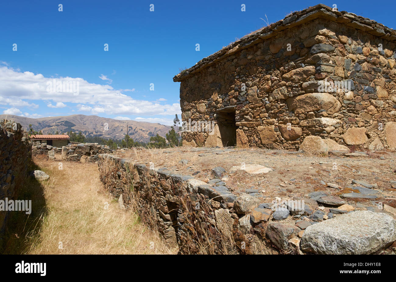 Funeral ceremonial buildings, Chullpas, places to worship the dead at ...
