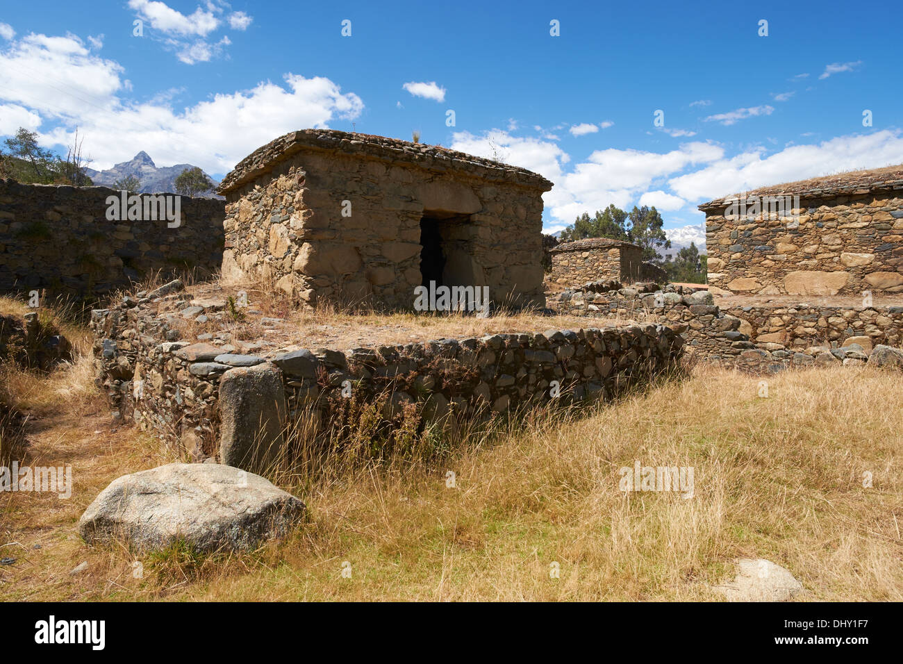 Funeral ceremonial buildings, Chullpas, places to worship the dead at ...