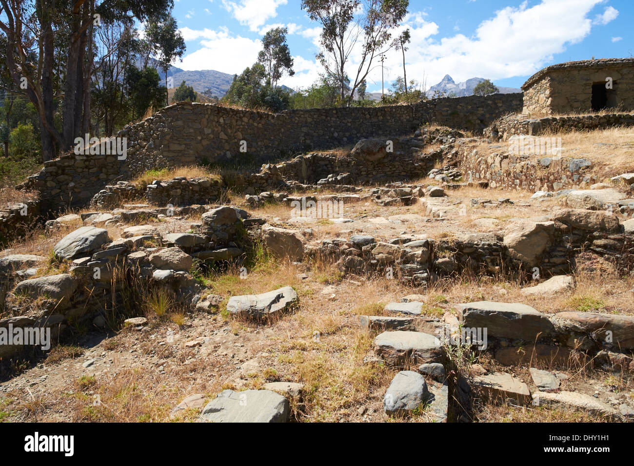 Funeral ceremonial buildings, Chullpas, places to worship the dead at ...