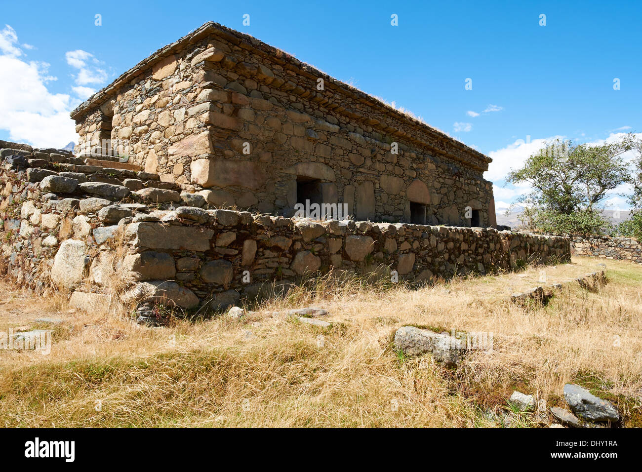 Funeral ceremonial buildings, Chullpas, places to worship the dead at ...