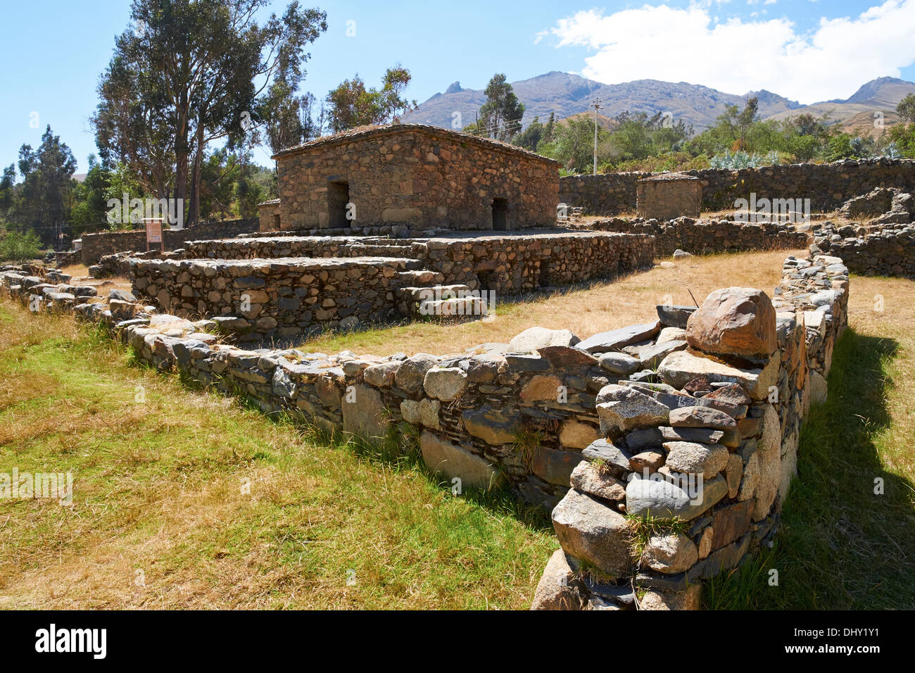 Funeral ceremonial buildings, Chullpas, places to worship the dead at ...