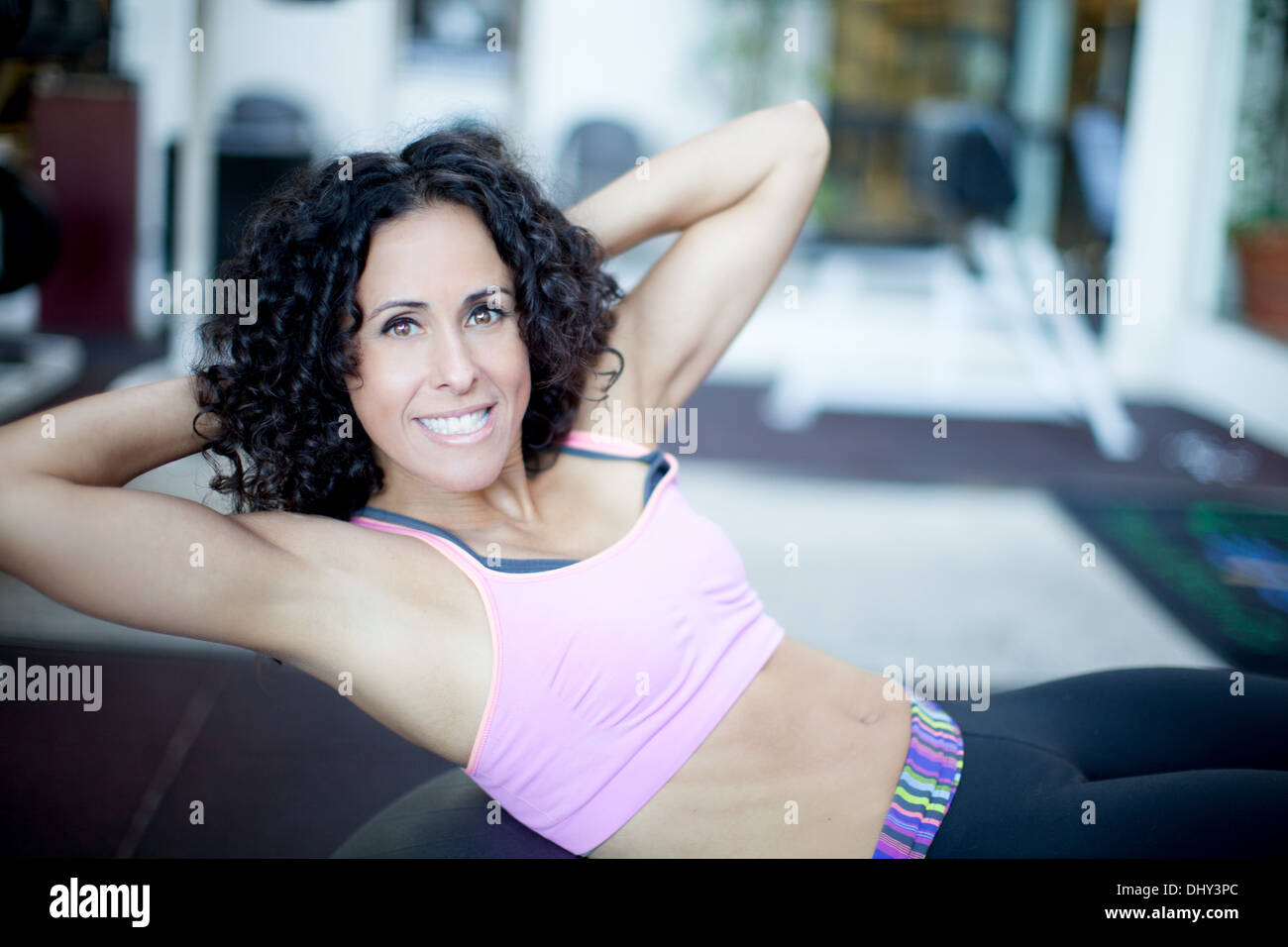 Pretty woman working out her abs at the gym Stock Photo - Alamy