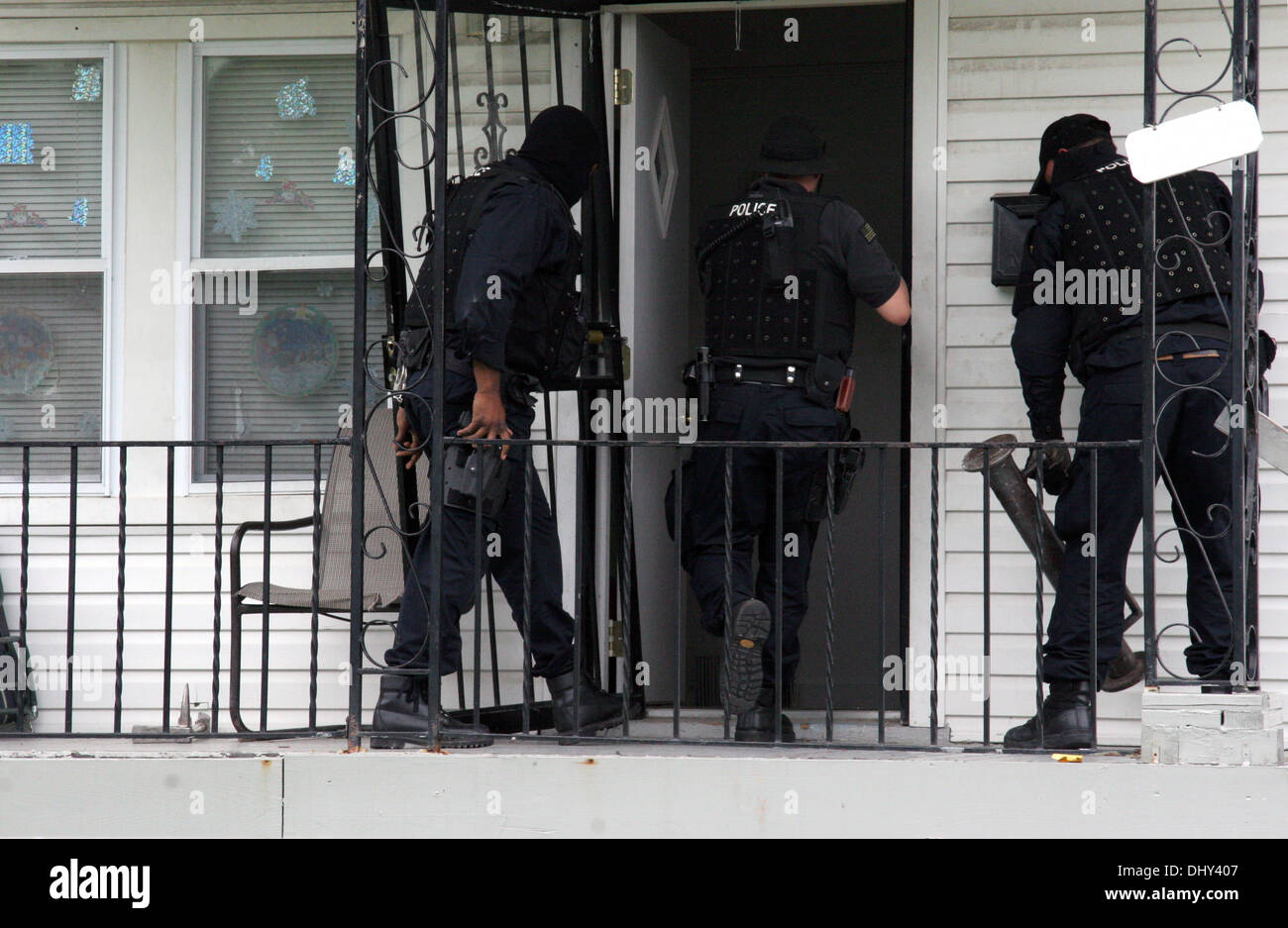 Detroit police Narcotics officers - Narcs - force entry to a house ...