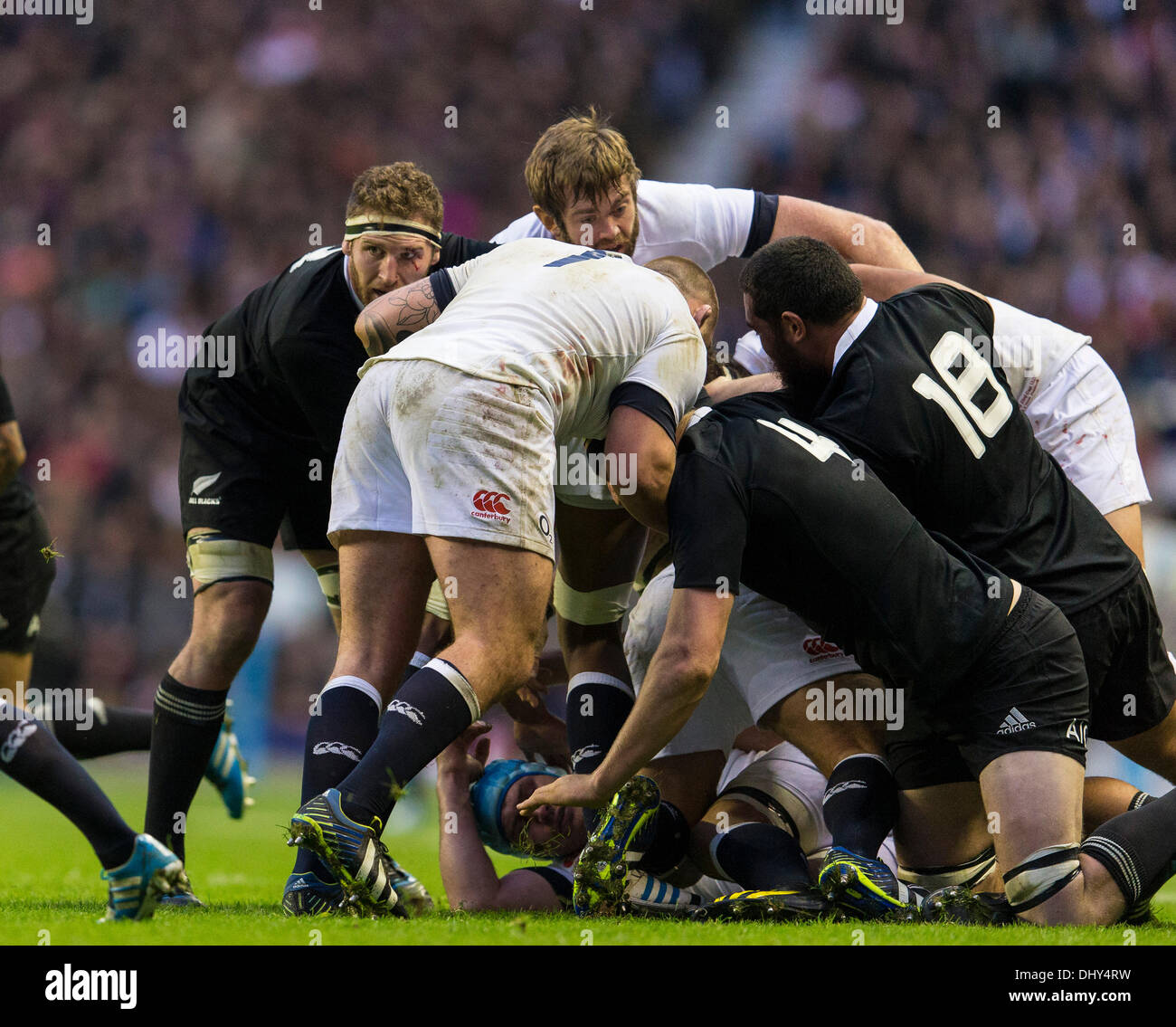 London, UK. 16th Nov, 2013. New Zealand number 8 Kieran READ (left ...