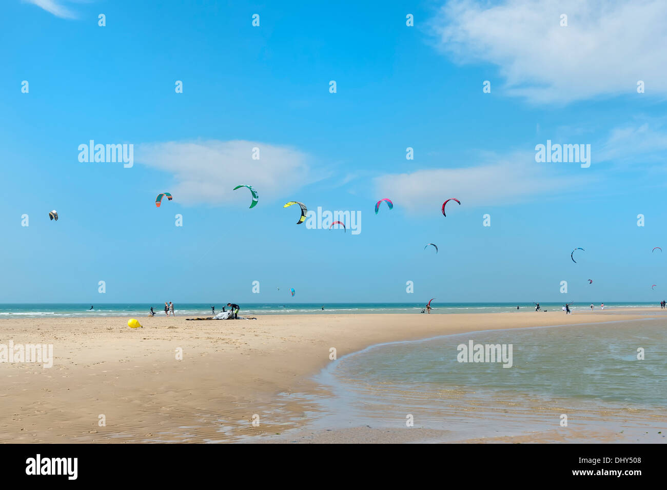 Kite surfers on the Wissant beach, Côte d’Opale, Region Nord-Pas de ...