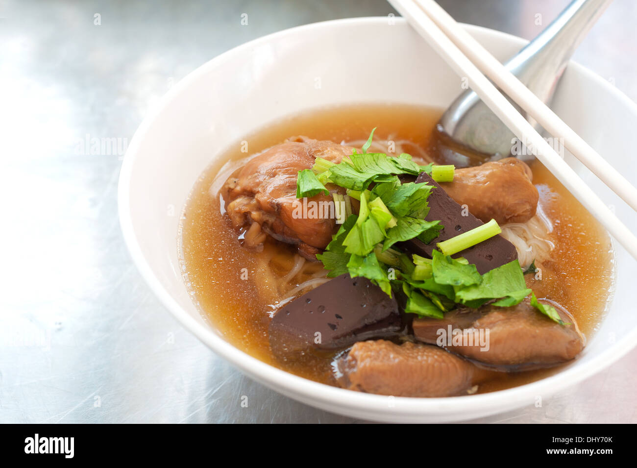 Thai food, sizzling crispy noodle Stock Photo - Alamy