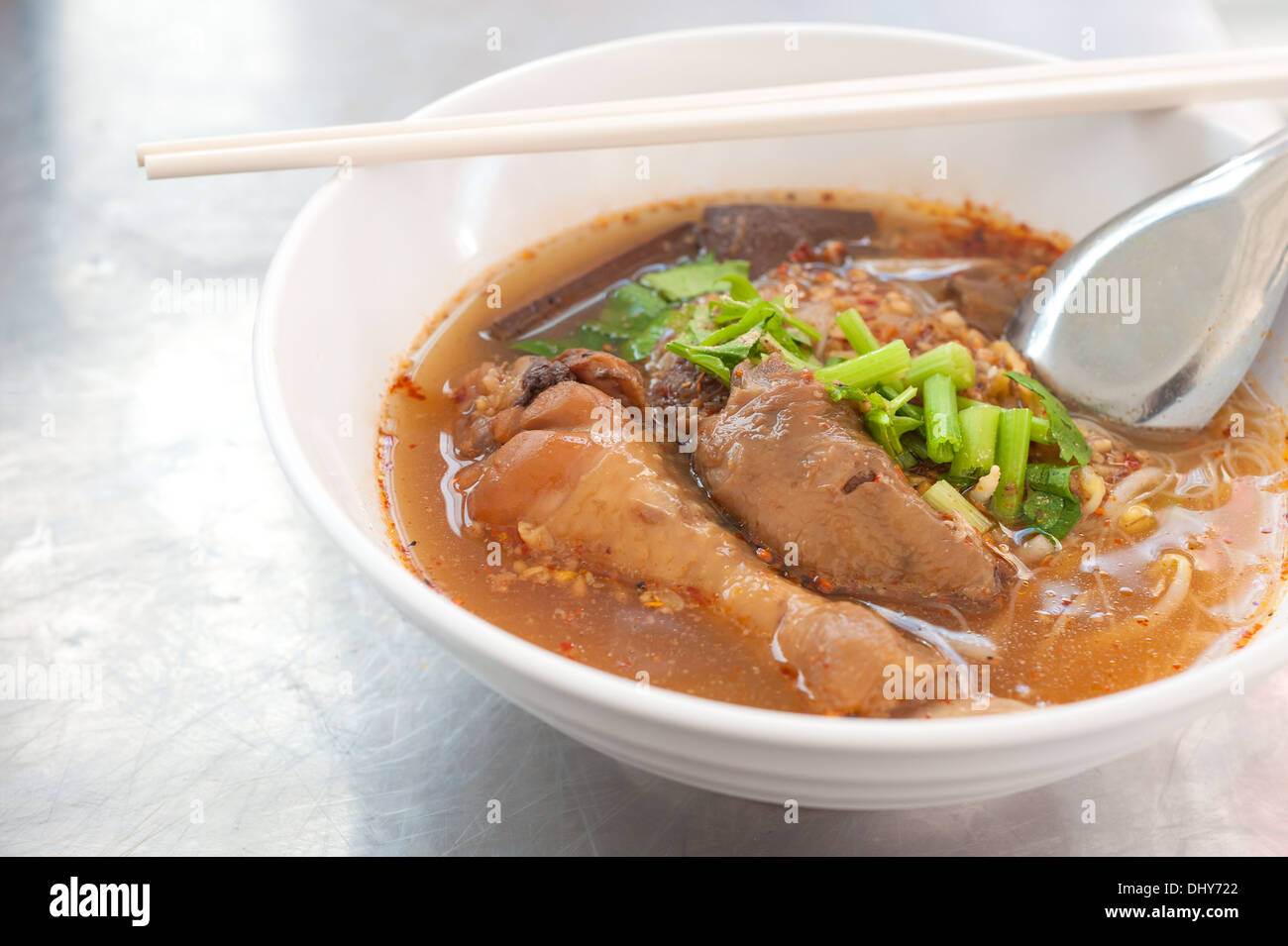 Thai food, sizzling crispy noodle Stock Photo - Alamy
