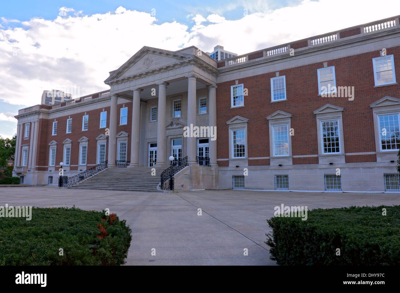 chicago history museum exterior and portico as it faces lincoln park in ...