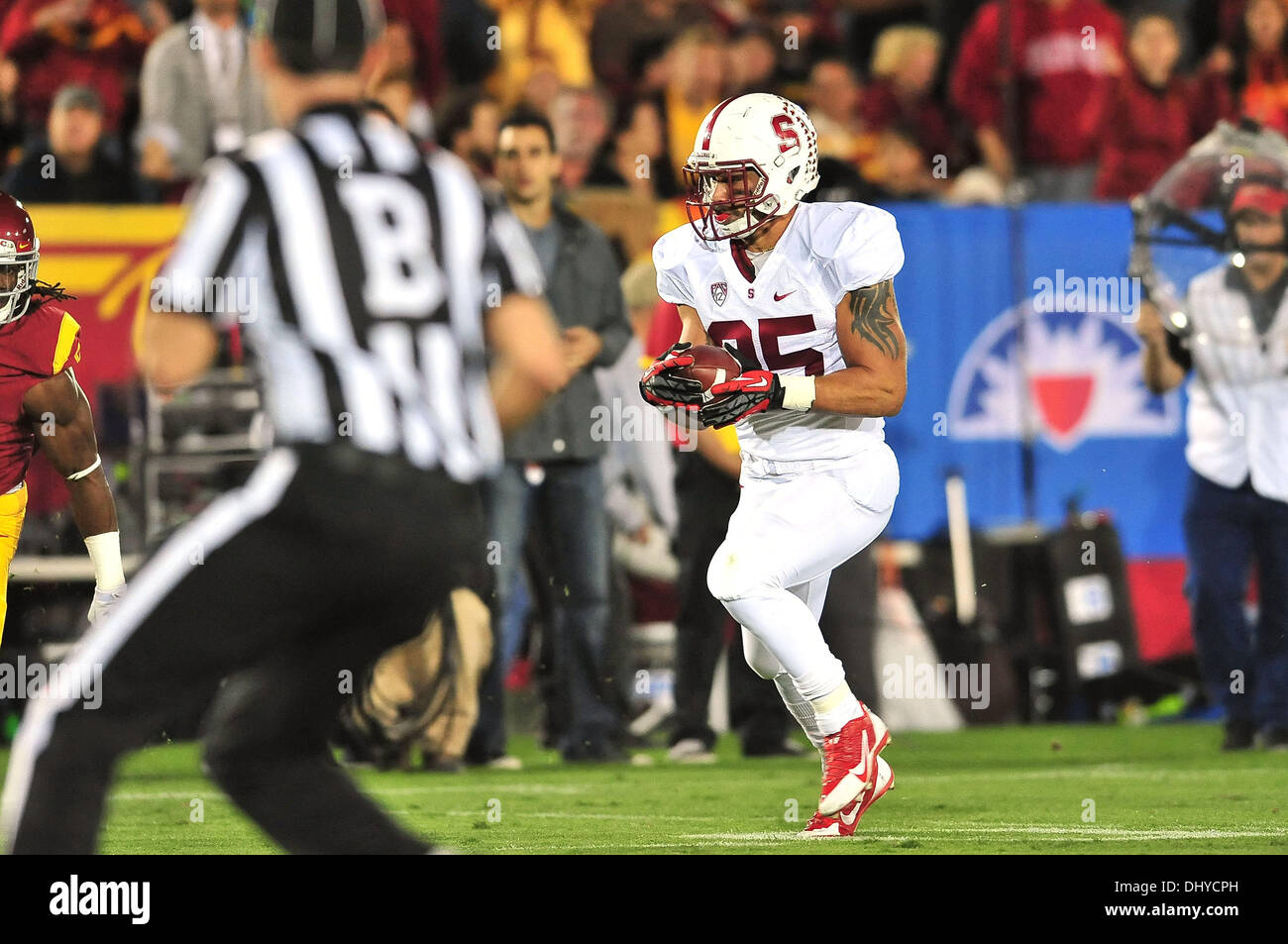 Los Angeles, CA, USA. 16th Nov, 2013. Stanford Cardinal running back ...