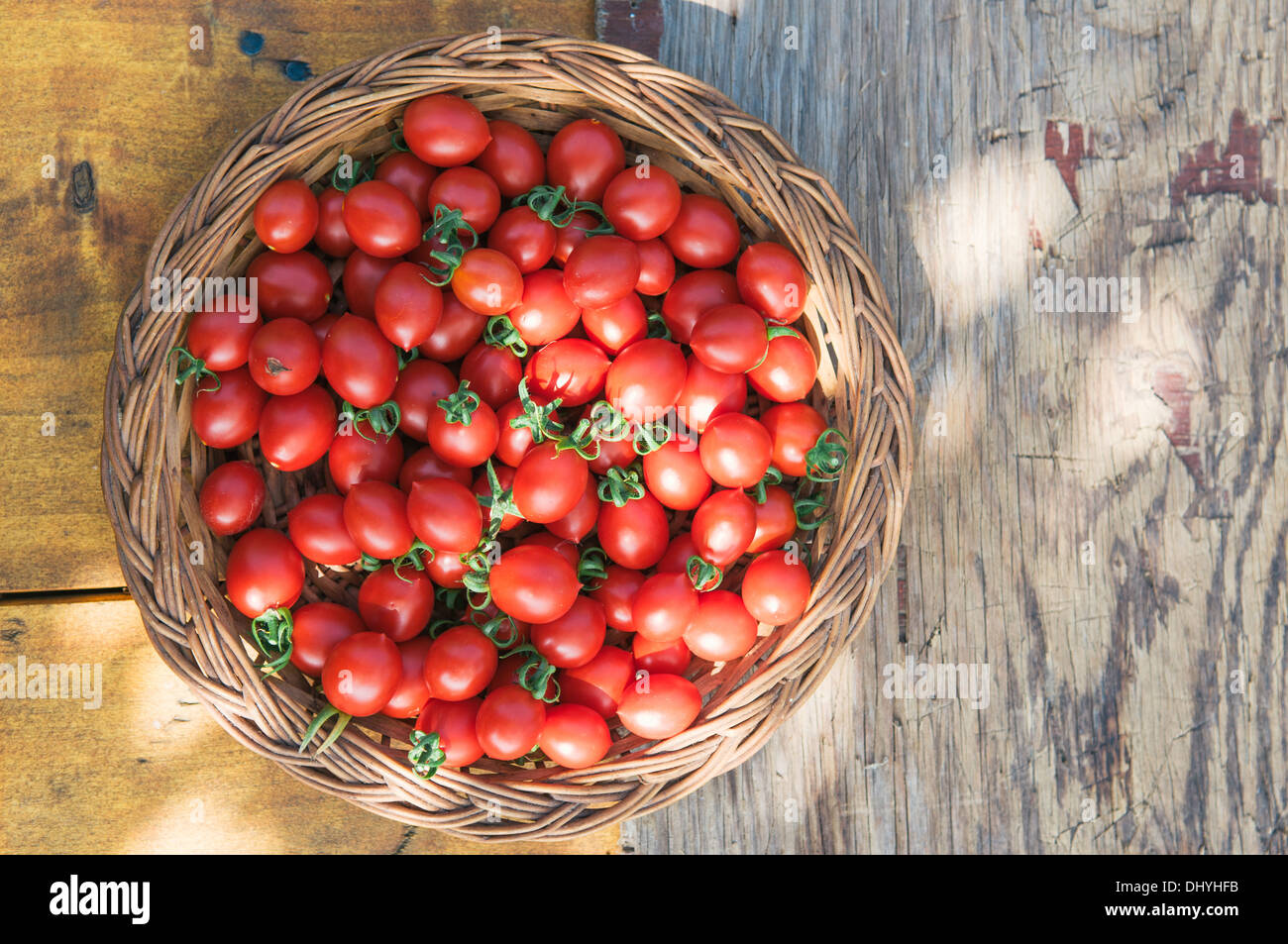 Table of tomatoes hi-res stock photography and images - Alamy