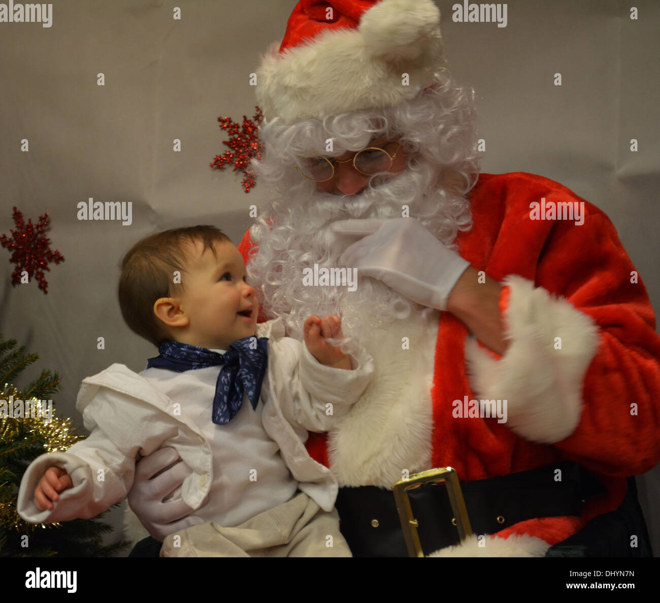 Children meeting santa hi-res stock photography and images - Alamy
