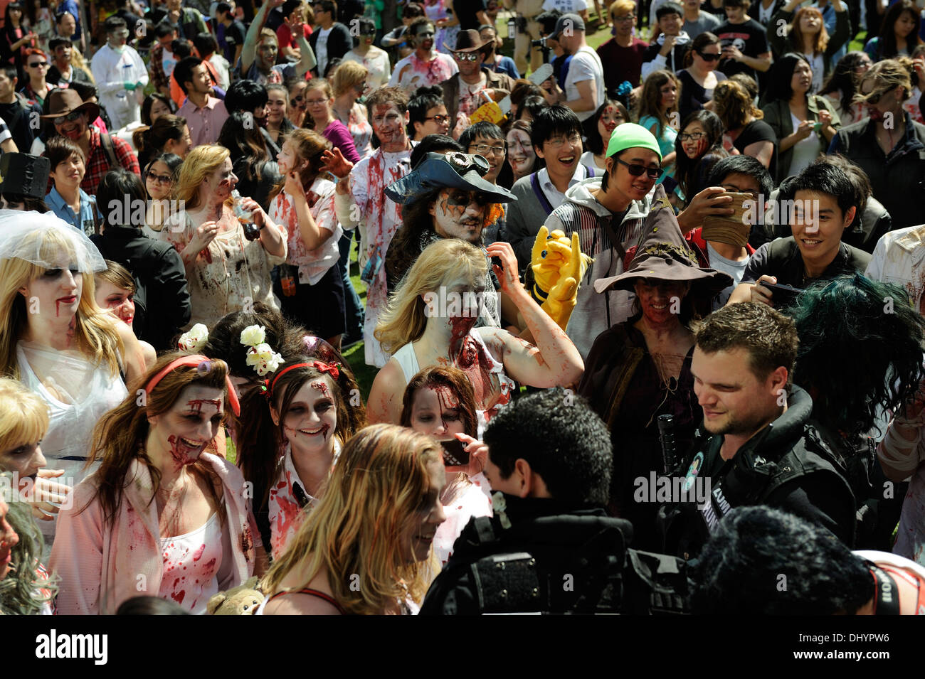 Zombies crowd hi-res stock photography and images - Alamy