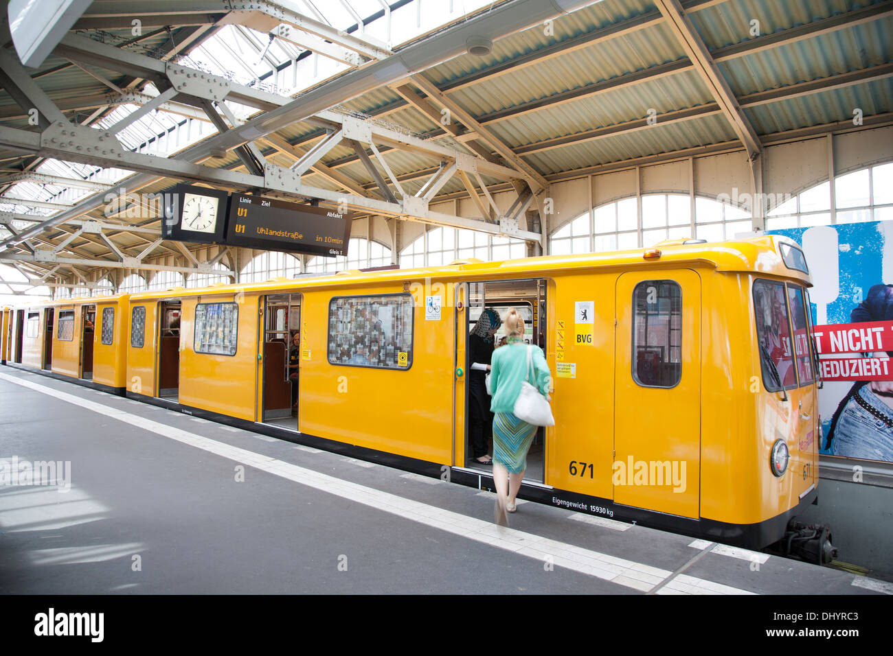 U-bahn Subway Train in Warschauer Str Street Station, Berlin, Germany ...