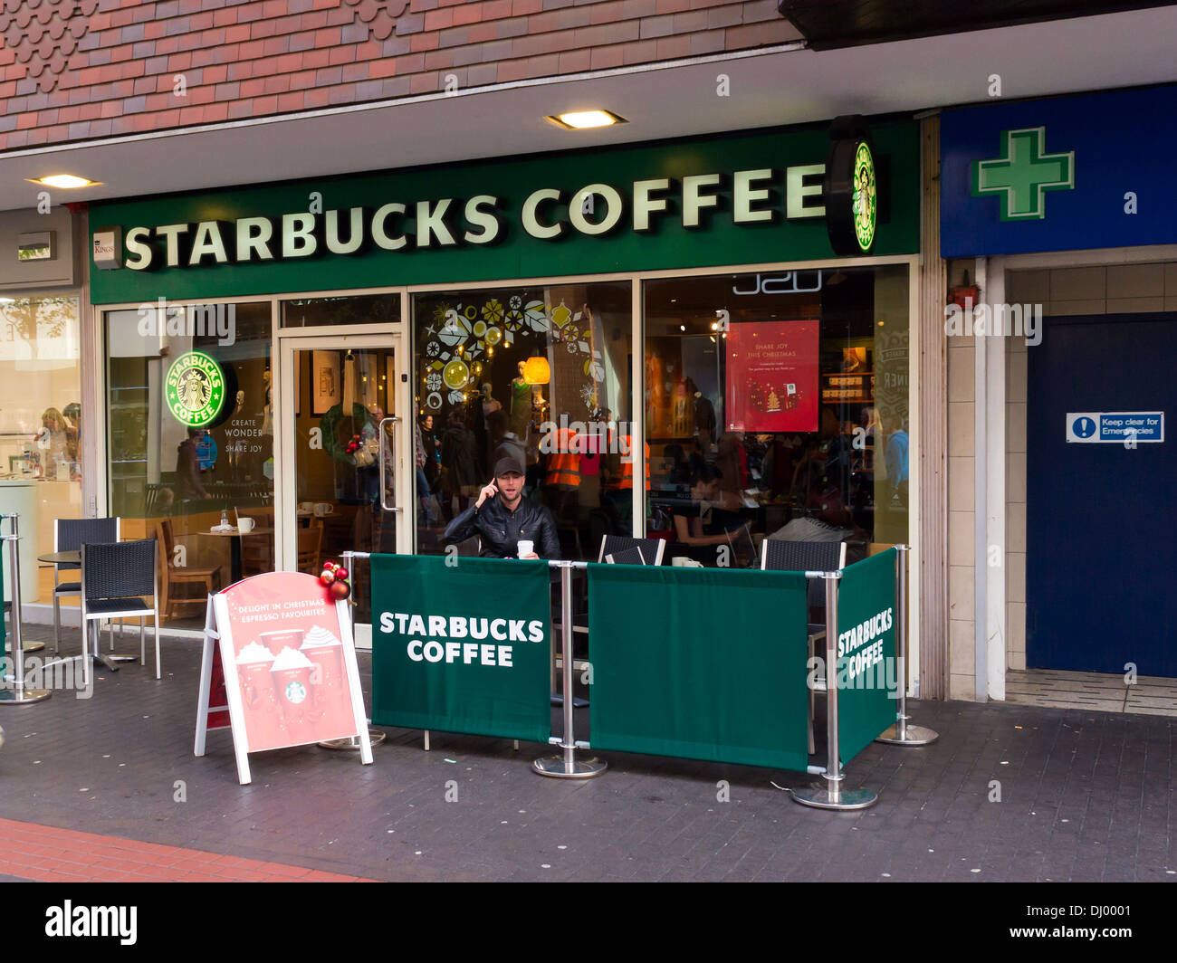 Outside a starbucks coffee shop hi-res stock photography and images - Alamy