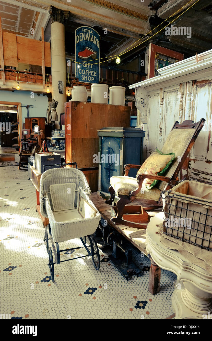 Antique shop interior hi-res stock photography and images - Alamy