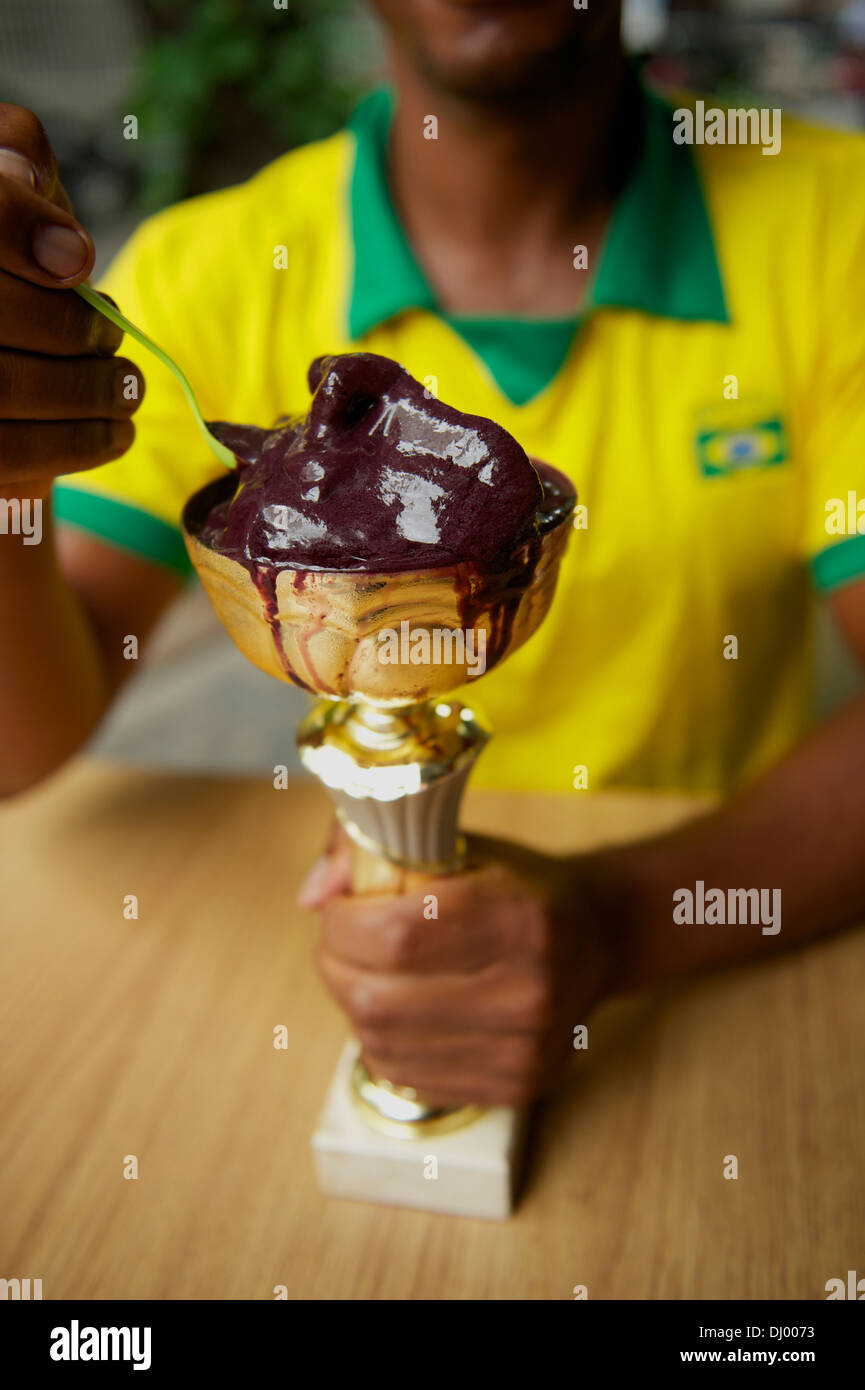 Black athlete eating a healthy snack hi-res stock photography and ...