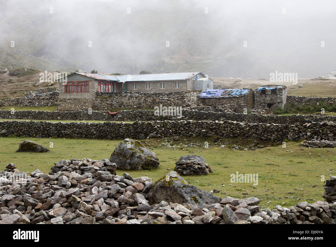 Hut in nepal hi-res stock photography and images - Alamy