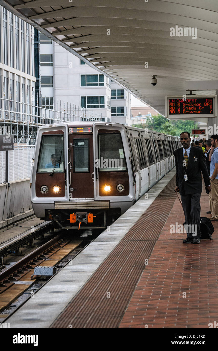 Red Line Train, Washington Area Metro Transit Authority, NoMa Metro ...