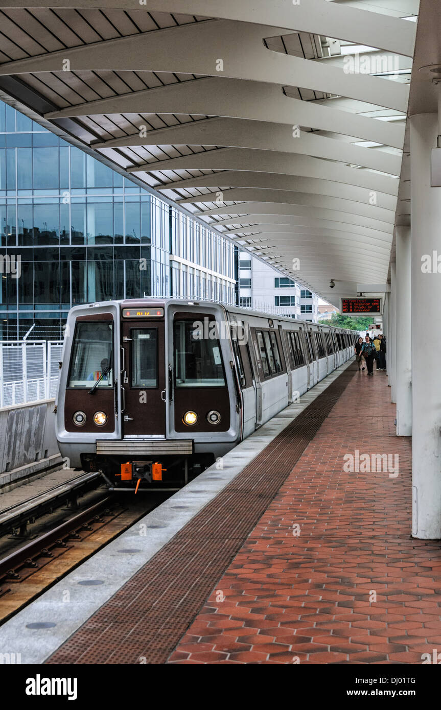 Red Line Train, Washington Area Metro Transit Authority, NoMa Metro ...
