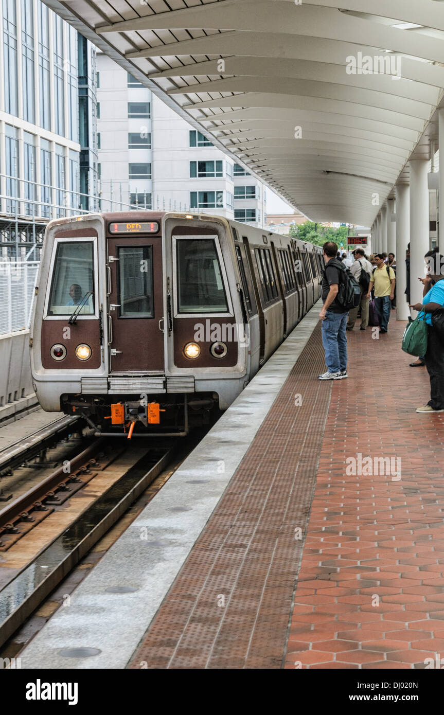 Red Line Train, Washington Area Metro Transit Authority, NoMa Metro ...