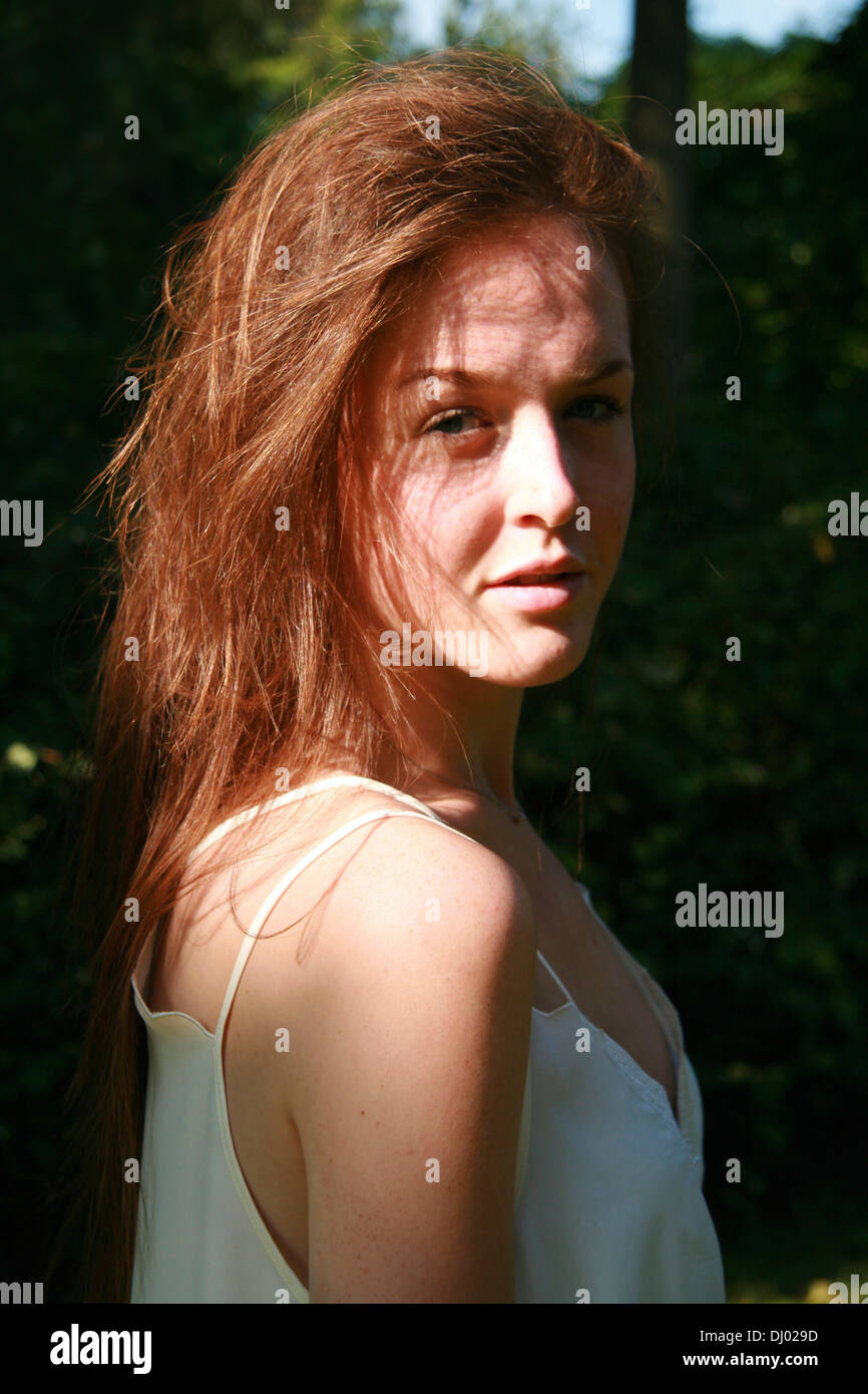 over the shoulder girl high contrast, shadow Stock Photo - Alamy