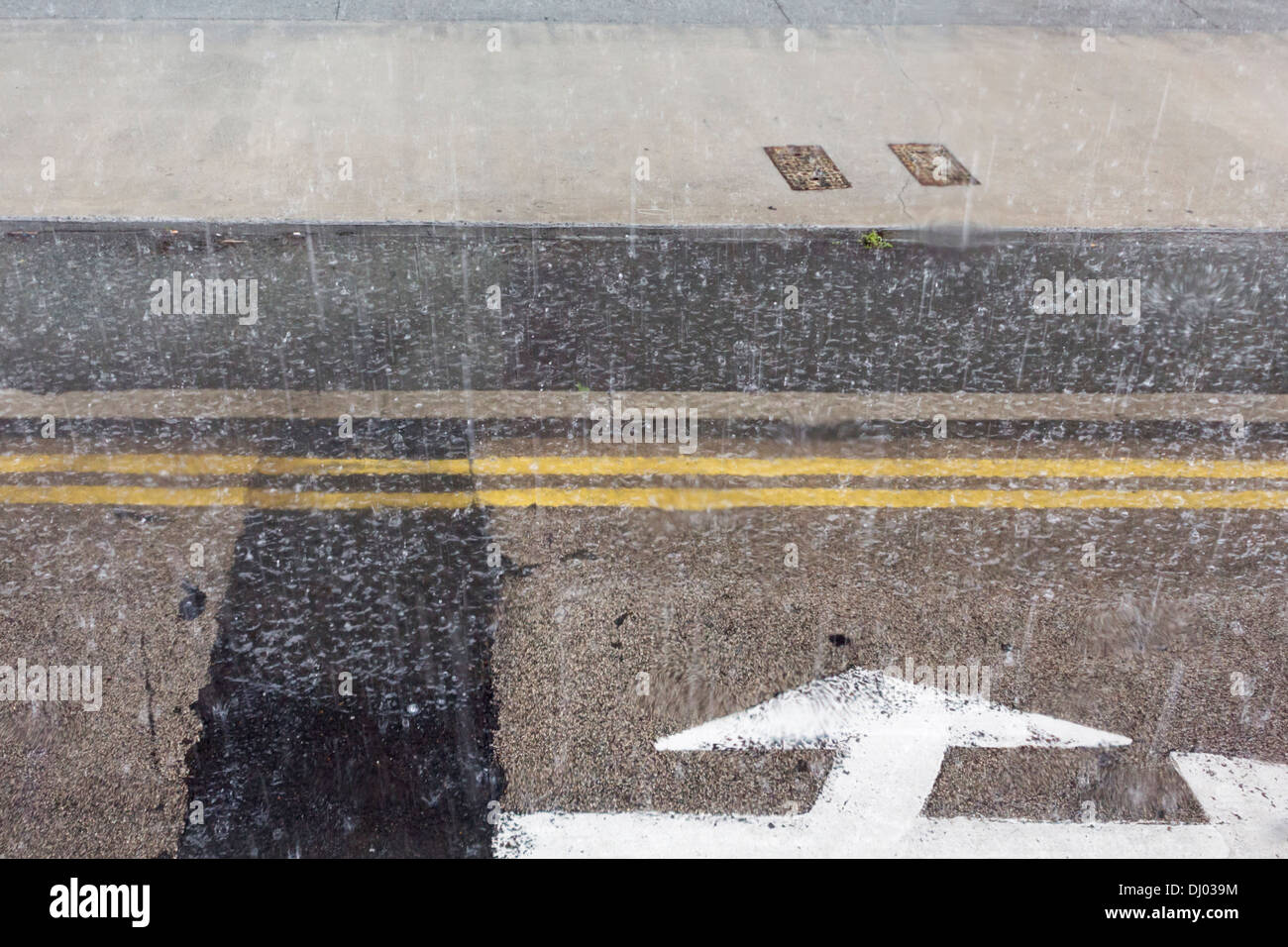 Rain raining street splash hi-res stock photography and images - Alamy