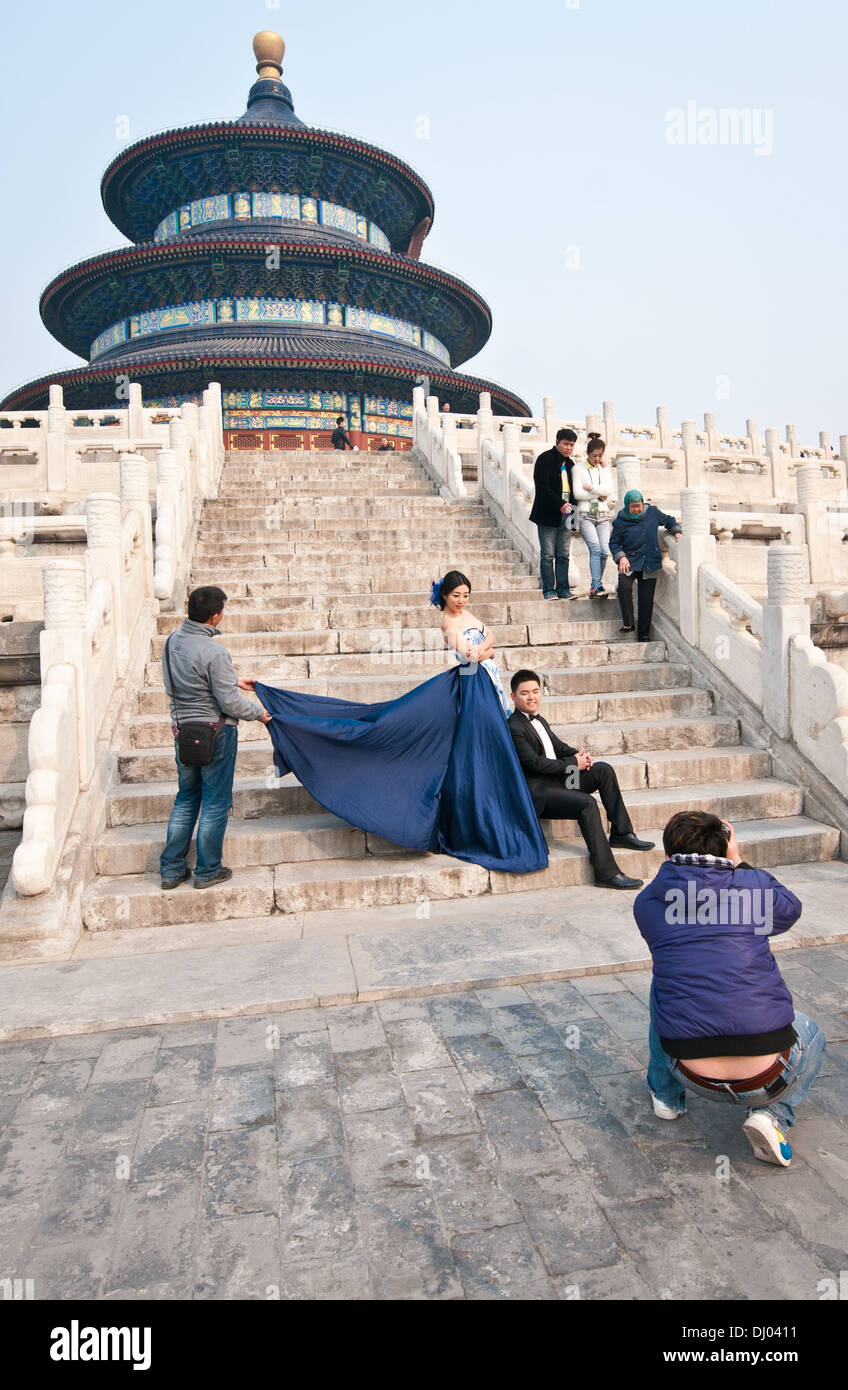wedding photo session in front of Hall of Prayer for Good Harvests in ...