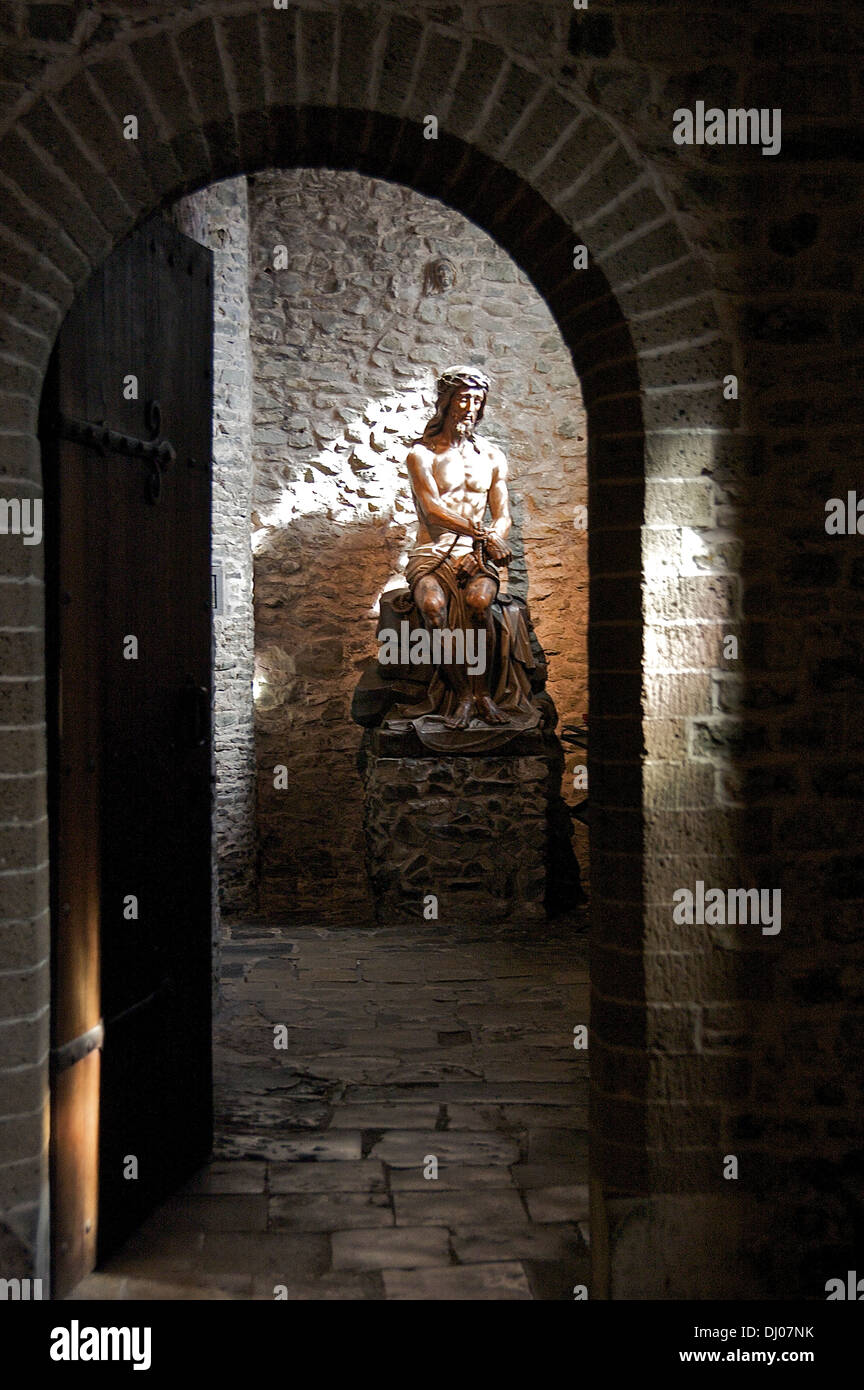 Statue of Jesus at Heilig-Bloedbasiliek (Basilica of the Holy Blood ...