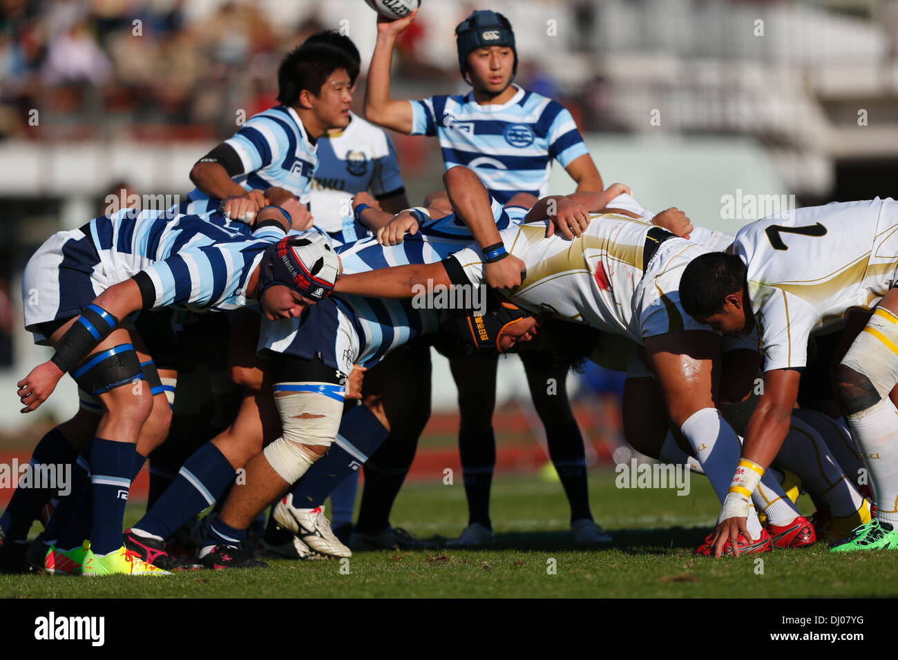 Edogawa athletics stadium, Tokyo, Japan. 16th Nov, 2013. (L-R) Chuo ...