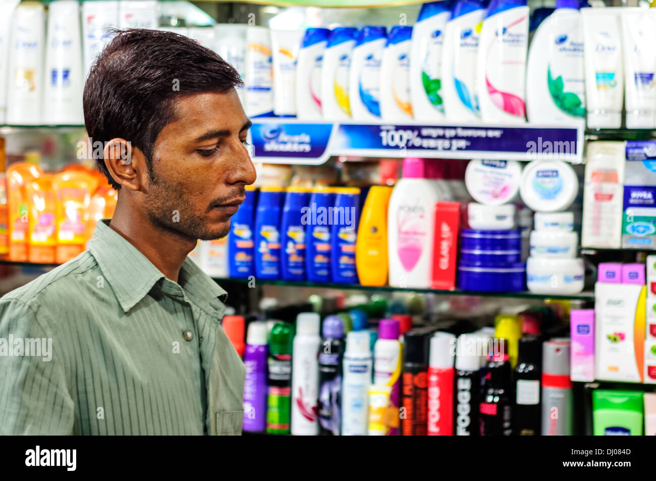 Shop seller hi-res stock photography and images - Alamy