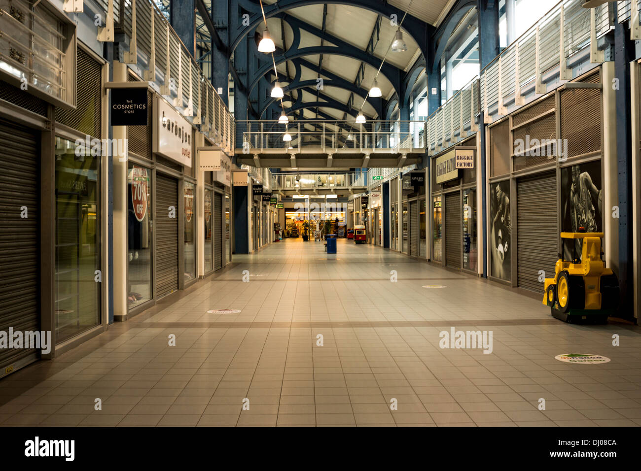 Empty mall center hi-res stock photography and images - Alamy