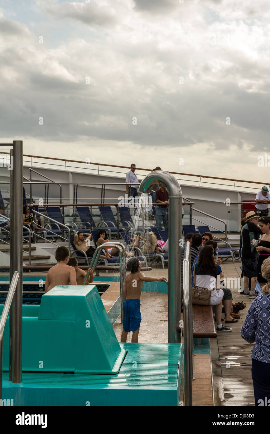 Cruise ship ships pool pools hi-res stock photography and images - Alamy