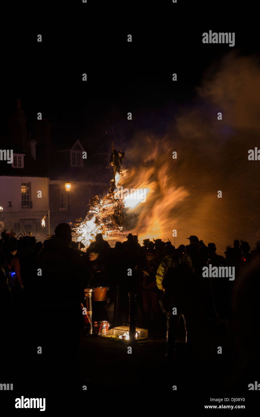 battle bonfire people gathering around fire 1066 Stock Photo - Alamy