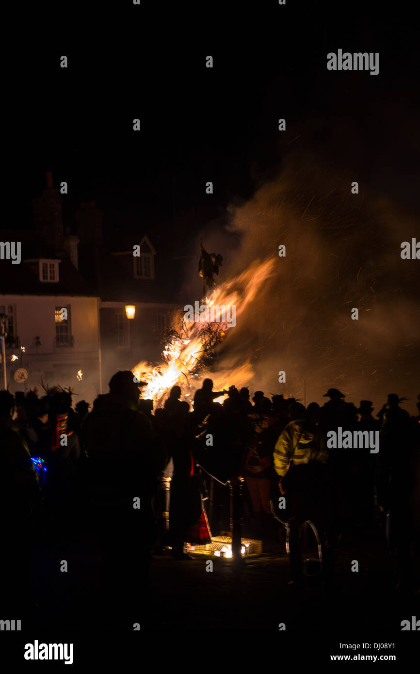 battle bonfire people gathering around fire 1066 Stock Photo - Alamy