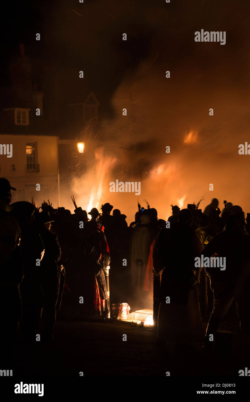 People gathering hi-res stock photography and images - Alamy