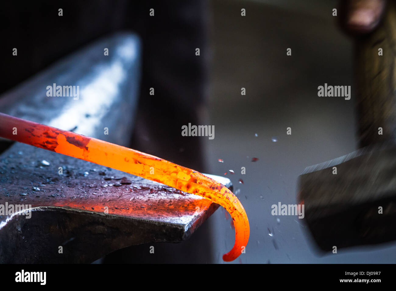 Blacksmith bending steel hi-res stock photography and images - Alamy