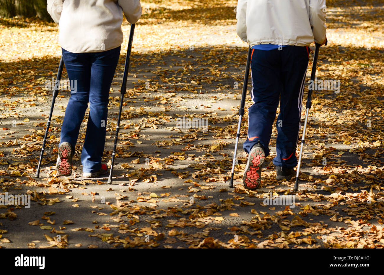 Rambling senior couple hi-res stock photography and images - Alamy