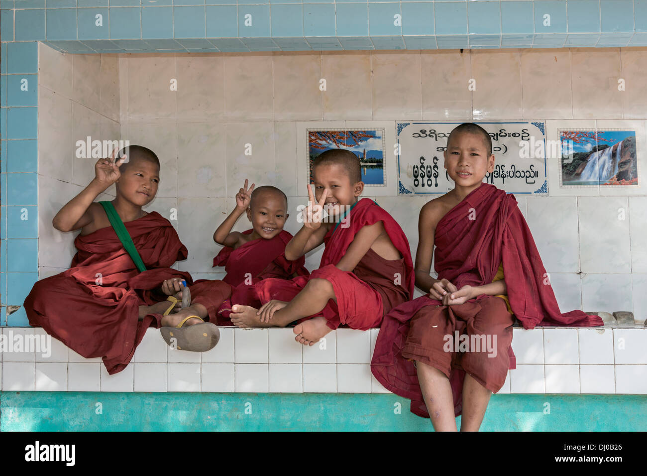 Young monks giving peace sign hi-res stock photography and images - Alamy
