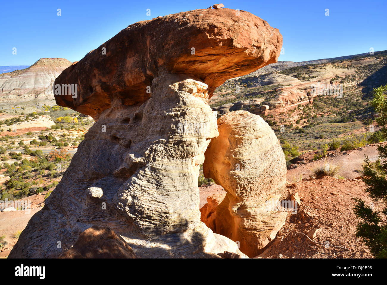 Balanced rock along Serpent Trail in eastern section of Colorado ...