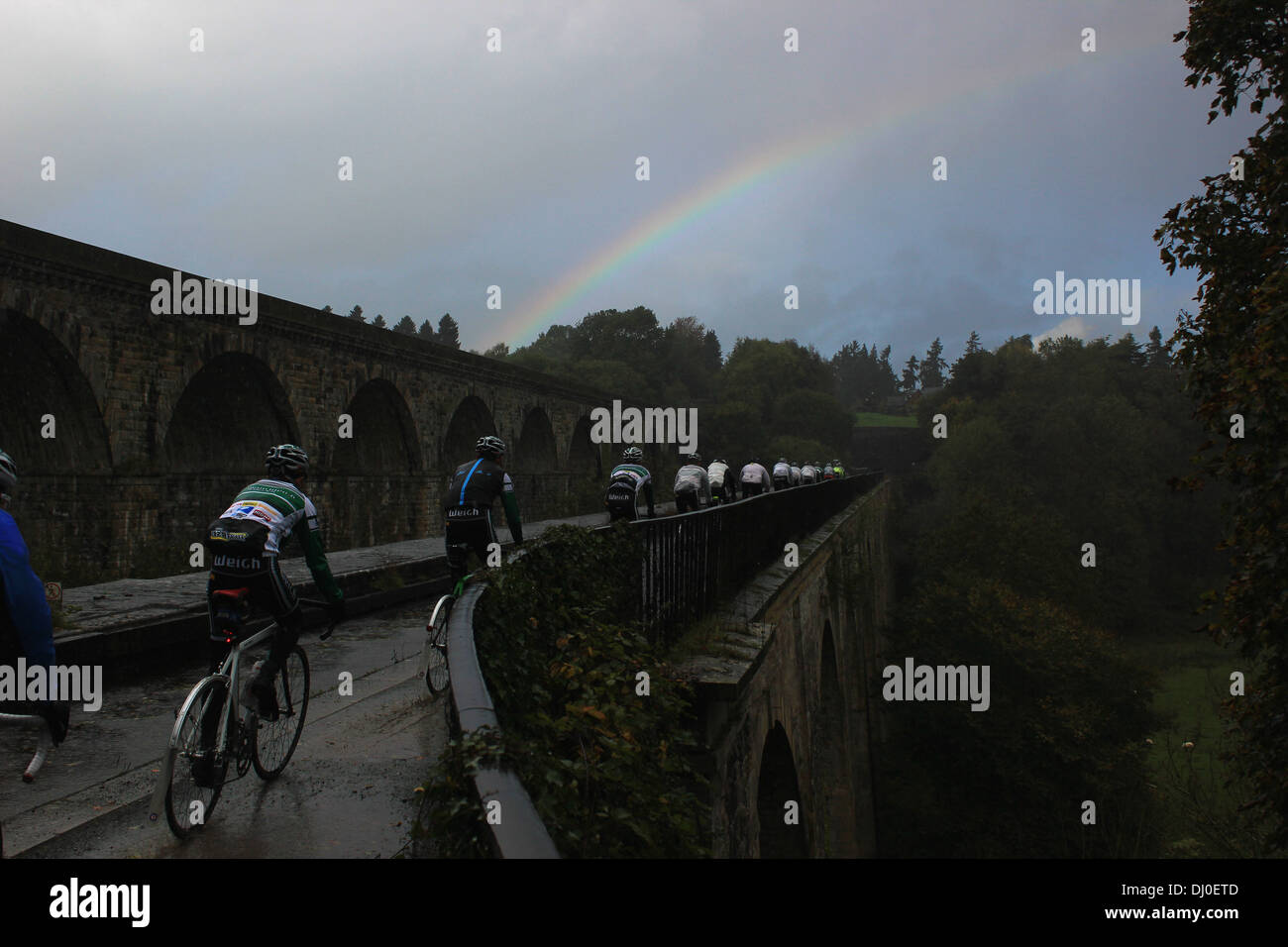 Cyclists viaduct hi-res stock photography and images - Alamy