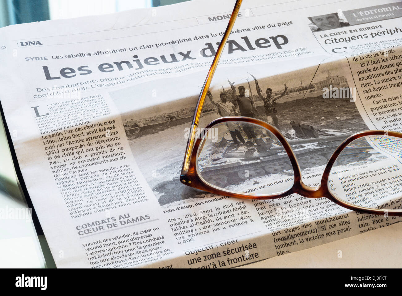 Eyeglasses on French daily newspaper Stock Photo - Alamy