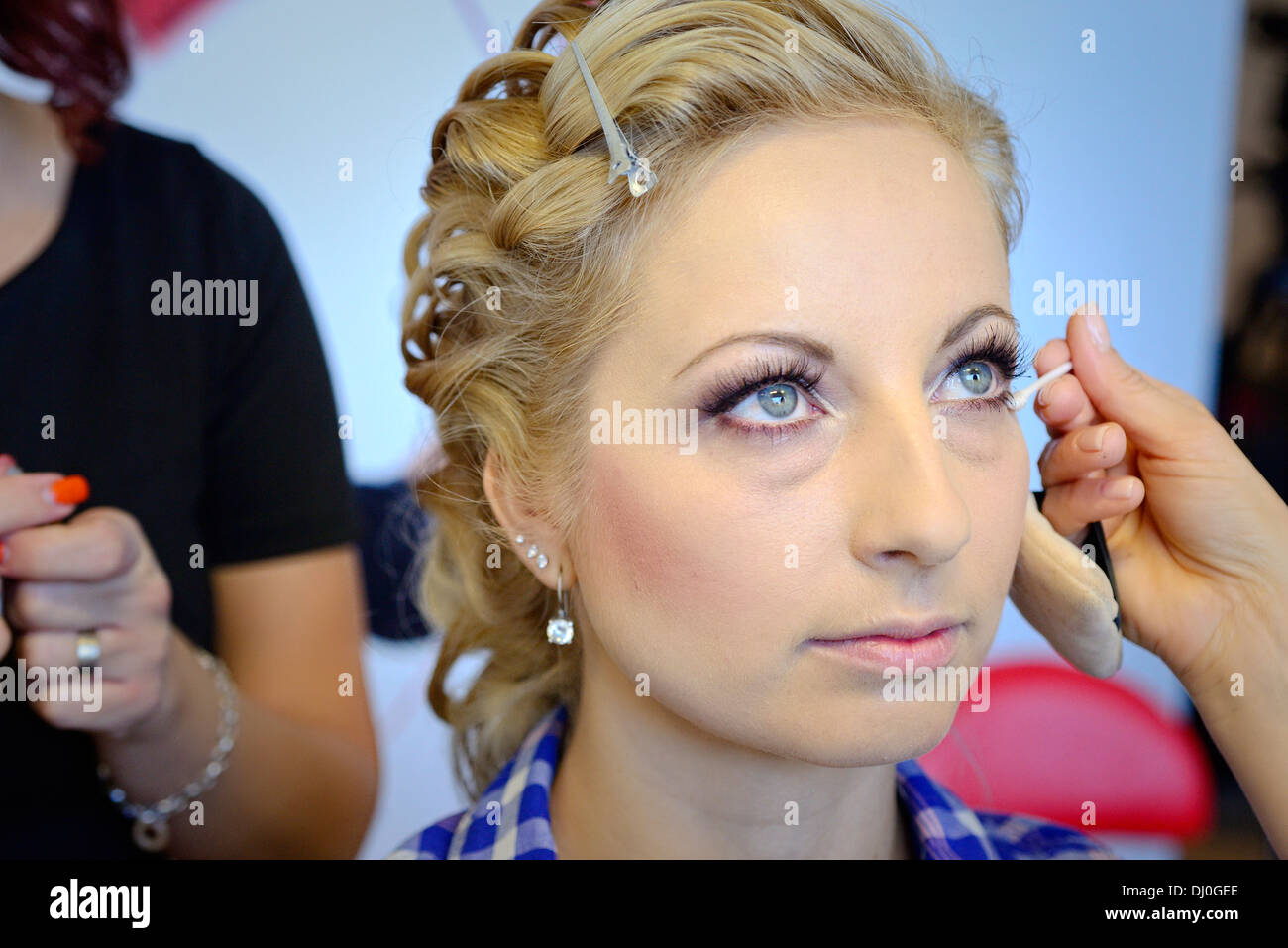 Wedding make up artist hi-res stock photography and images - Alamy