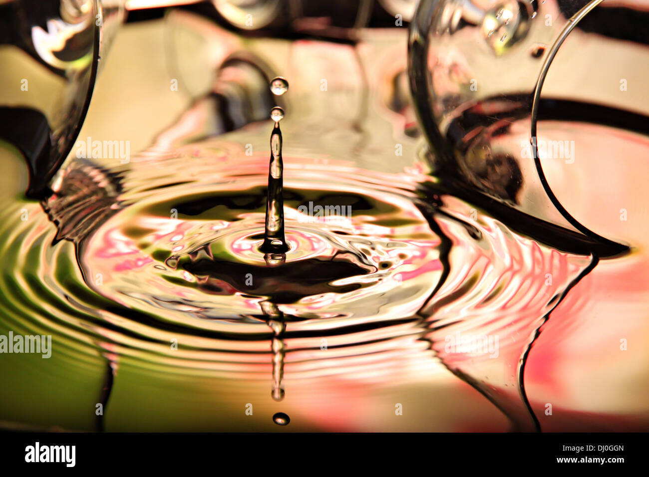 Closeup Pictures water drops a beautiful shape on Colorful Background ...