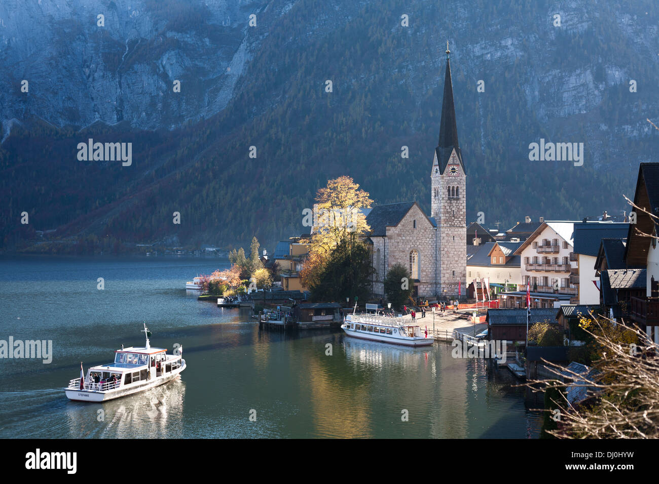 Hallstatt tourists hi-res stock photography and images - Alamy